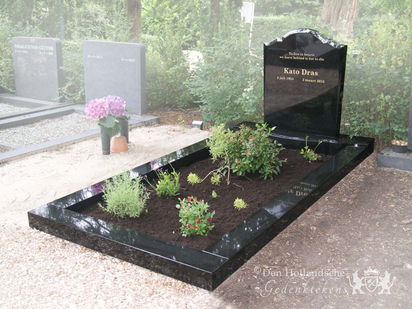 Grafsteen zwart graniet | Den Hollandsche Gedenktekens | 21447