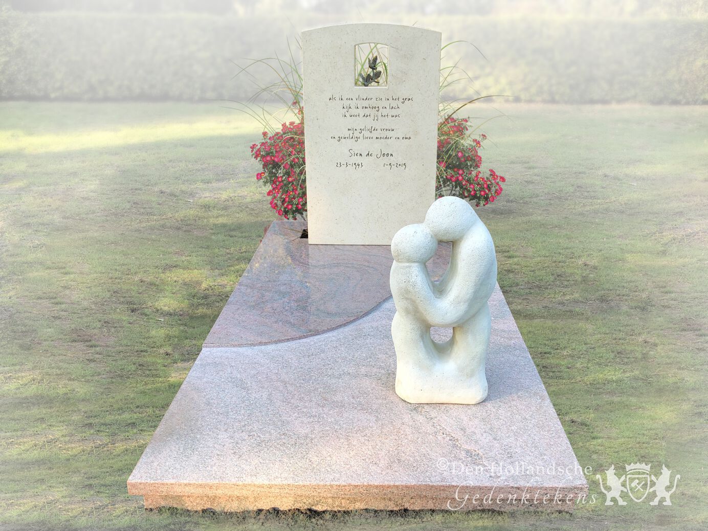 Licht grafmonument met beeld | Den Hollandsche Gedenktekens | 43433